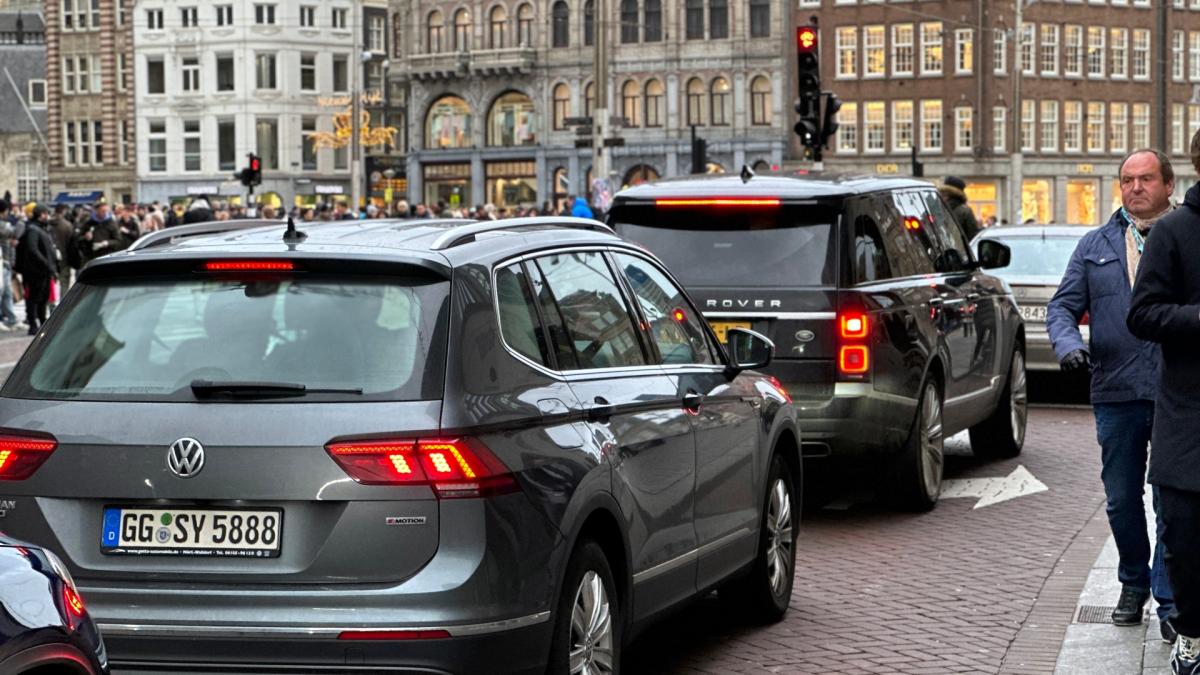 Druk paasweekend op komst: verkeer omgeleid om Bijenkorf-file te ...
