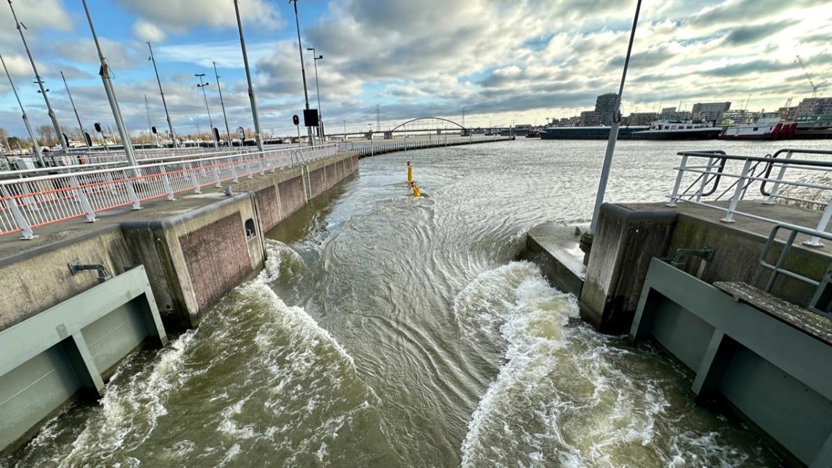Oranjesluizen Amsterdam deels open om water Markermeer te lozen - AT5
