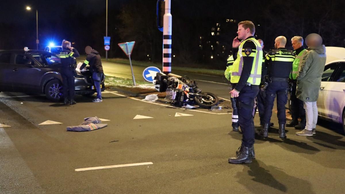 Motoragent gewond bij aanrijding op Daalwijkdreef - AT5
