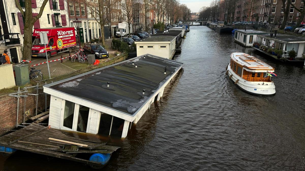 Woonboot in Nieuwe Prinsengracht deels gezonken - AT5