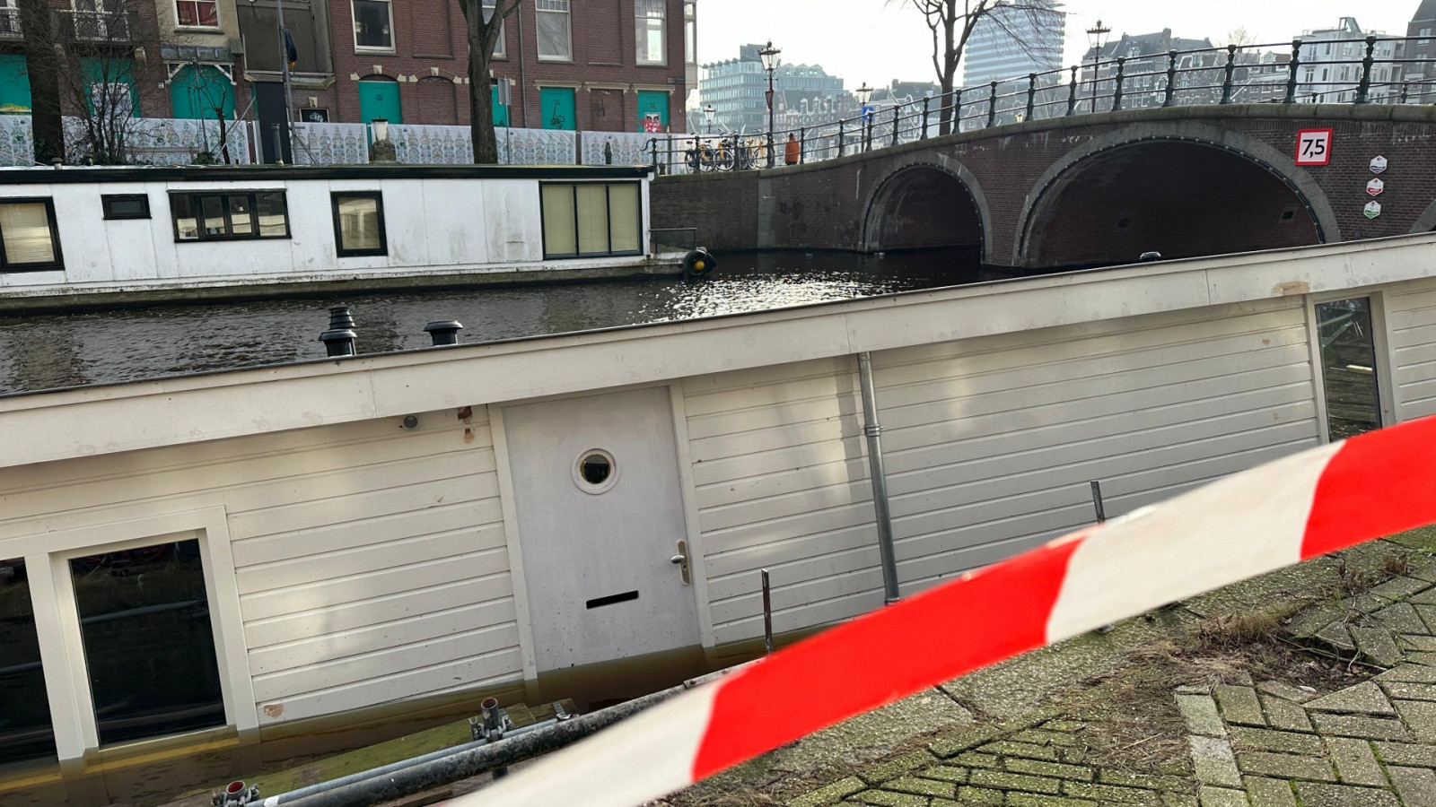 Woonboot in Nieuwe Prinsengracht deels gezonken - AT5