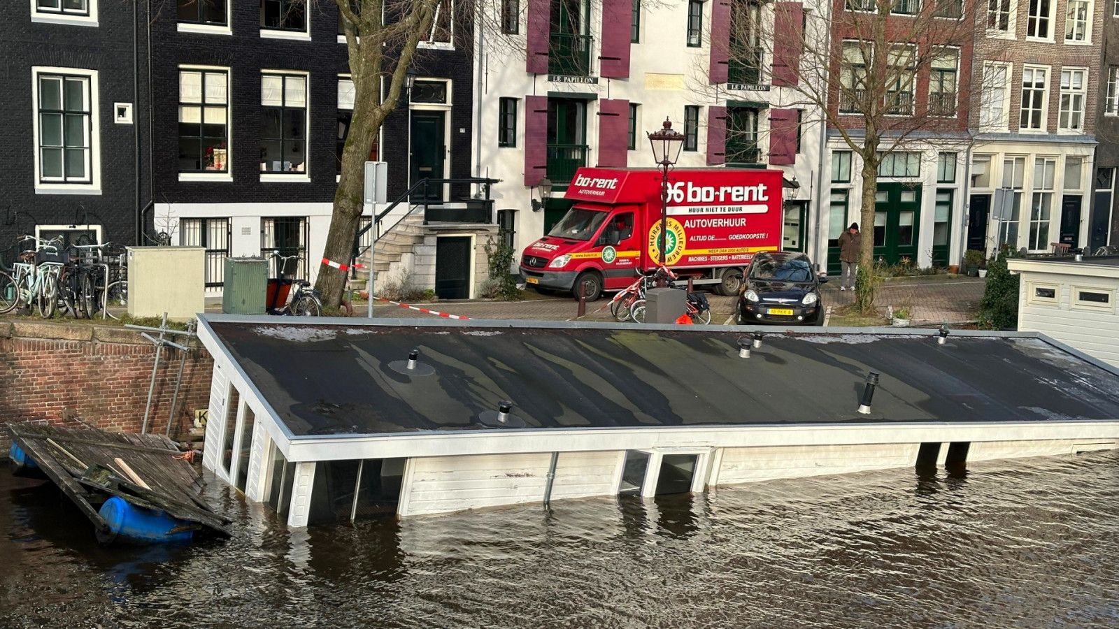 Woonboot in Nieuwe Prinsengracht deels gezonken - AT5