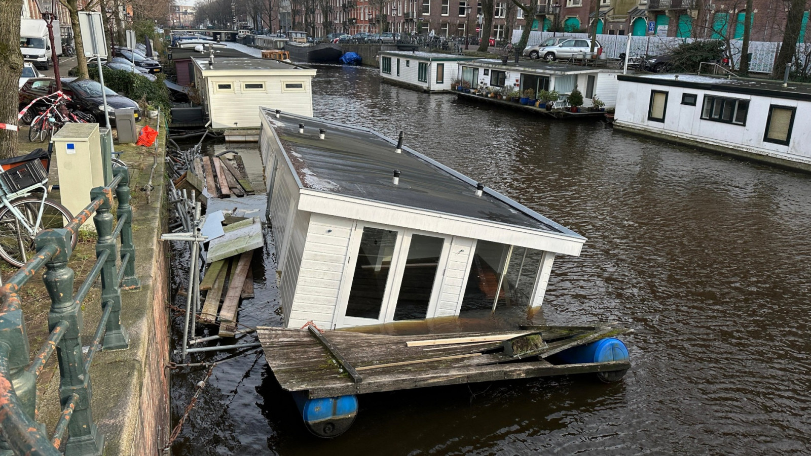Woonboot in Nieuwe Prinsengracht deels gezonken - AT5
