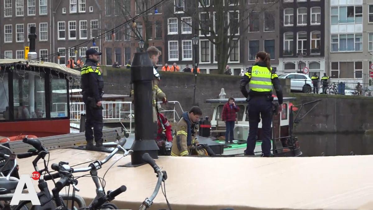 Vluchtende man duikt water in en laat zich daar ook niet zo makkelijk ...