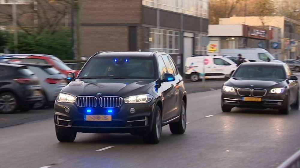Automobilist rijdt politiekonvooi klem om te klagen over rijgedrag - AT5