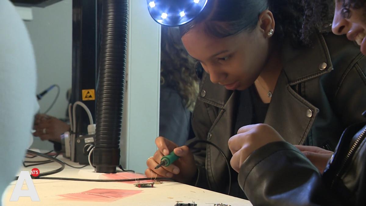 Speciale open dag om meiden naar technische opleidingen HvA te krijgen - AT5