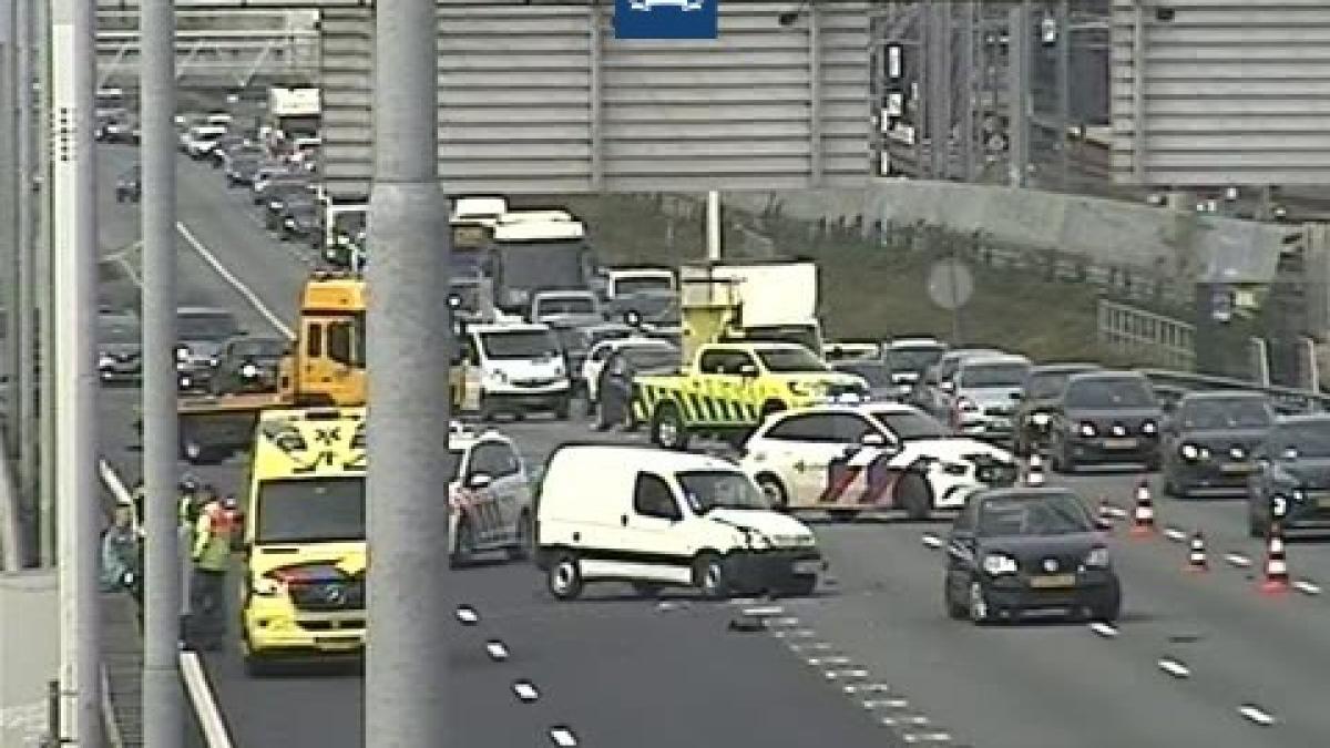 Maar één rijstrook op A10 door ongeluk met meerdere voertuigen, flinke file - AT5