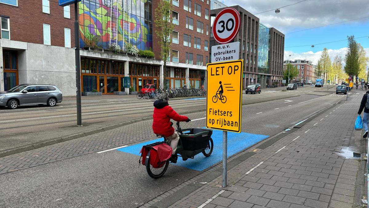 Proef fietsers op de rijbaan in West afgelopen, gemeente komt eind dit ...