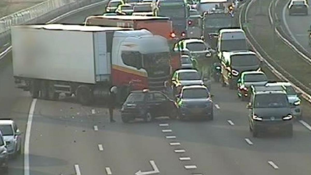 Ring-Noord muurvast na ongeluk met vrachtwagen: drie rijstroken dicht - AT5