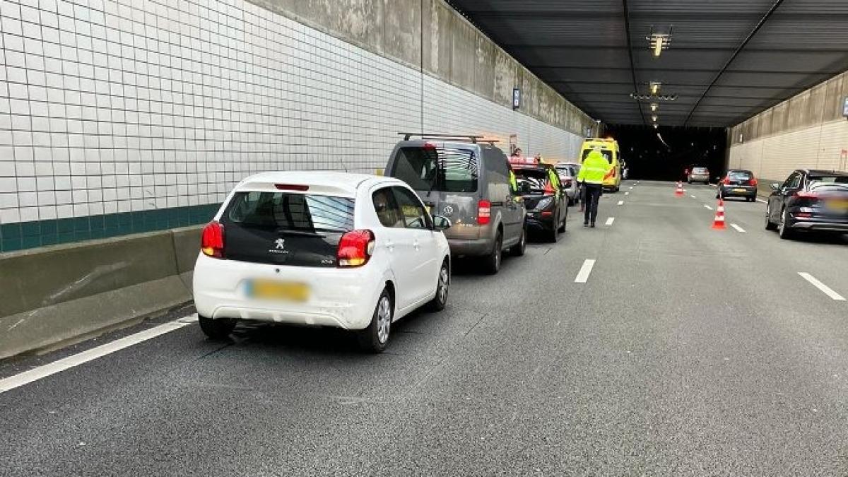 Kettingbotsing met dertien auto's op A10, twee rijstroken dicht - AT5