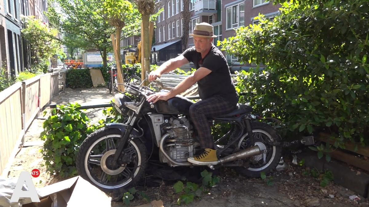 Buurtbewoner verliefd op achtergelaten motor in De Pijp, maar wie is ...