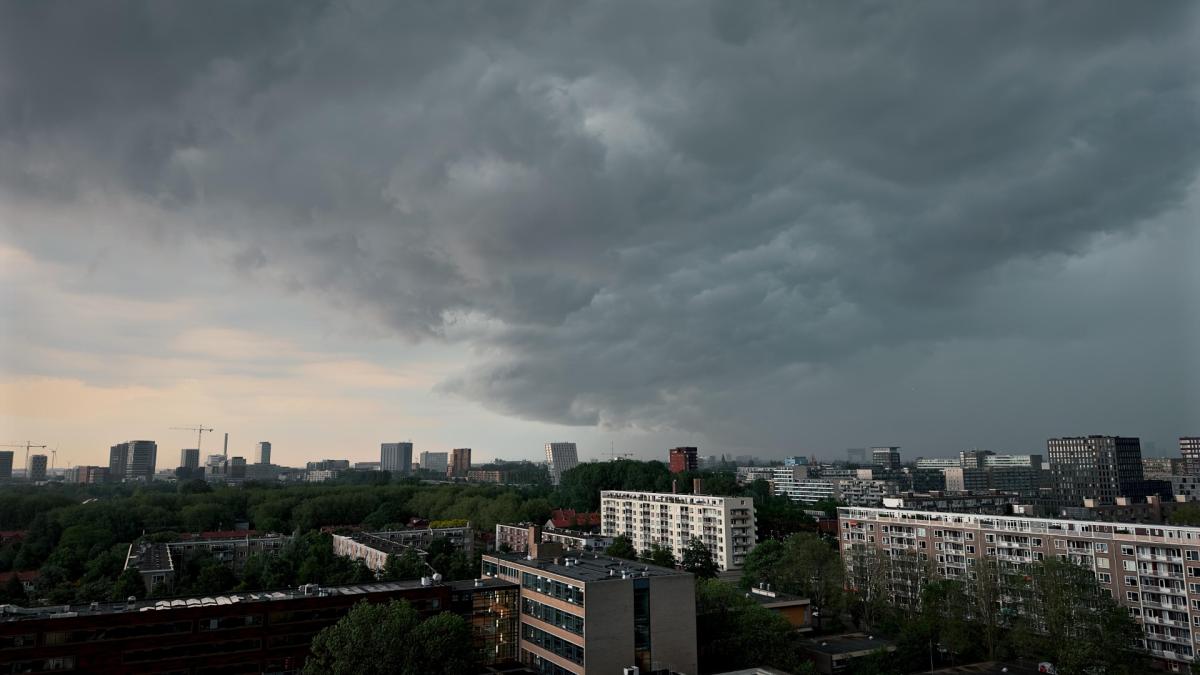 Zware regen- en onweersbuien verwacht: KNMI geeft voor vanmiddag code geel af - AT5