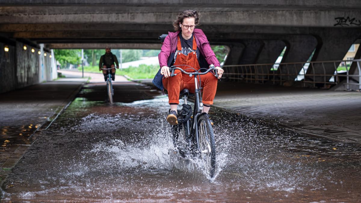 Zware windstoten en stevige buien verwacht, KNMI geeft code geel af - AT5