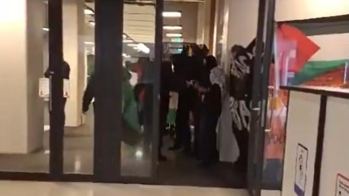 Pro-Palestina demonstranten bezetten lokalen op Roeterseilandcampus ...