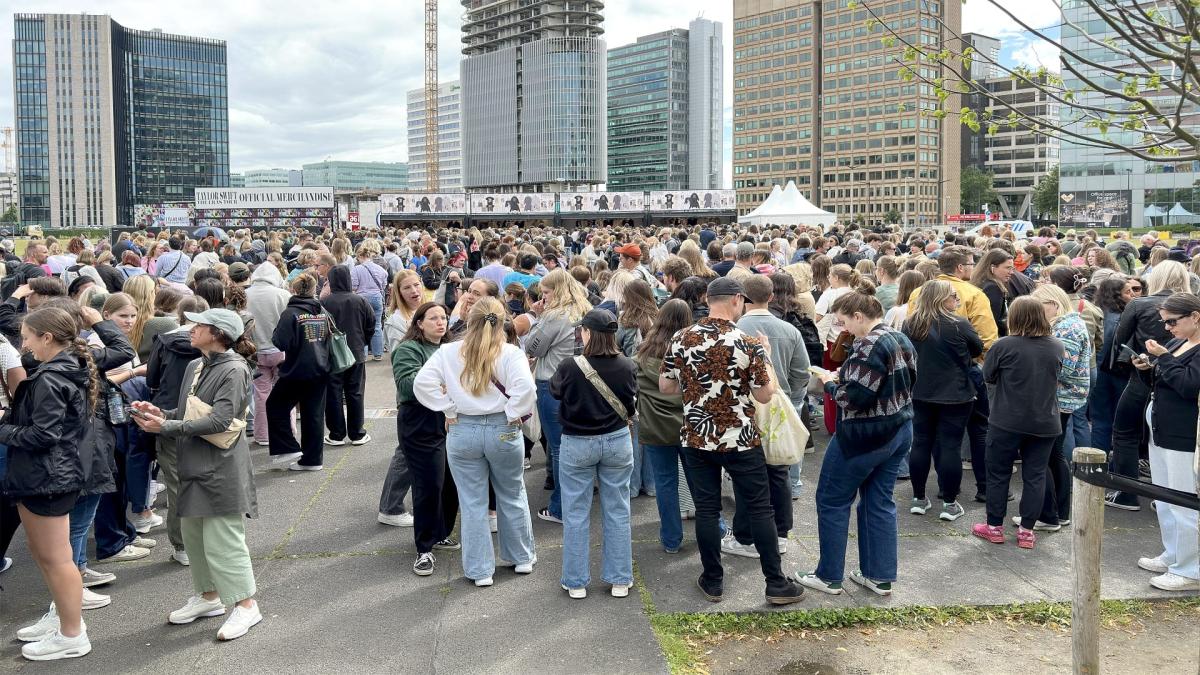 Duizenden 'Swifties' in de rij bij Johan Cruijff Arena voor merchandise ...