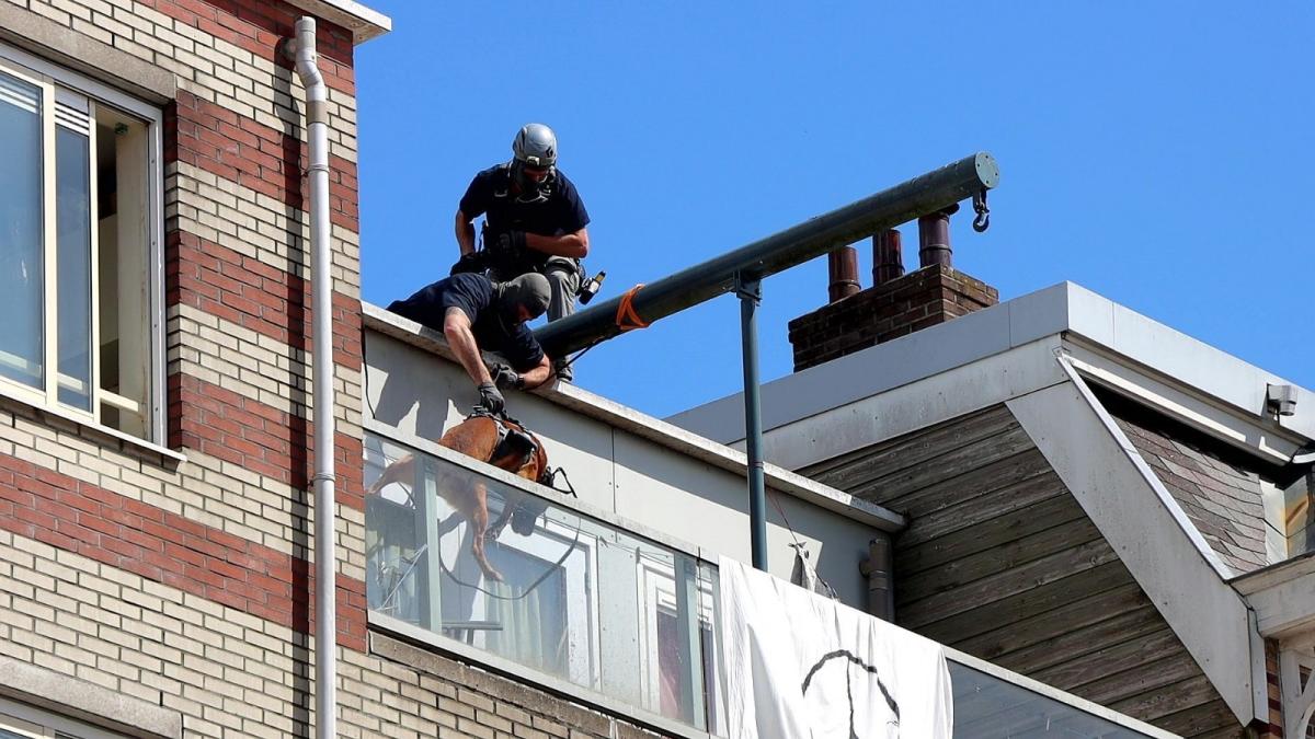 Verward persoon die met huisraad gooide door arrestatieteam aan ...