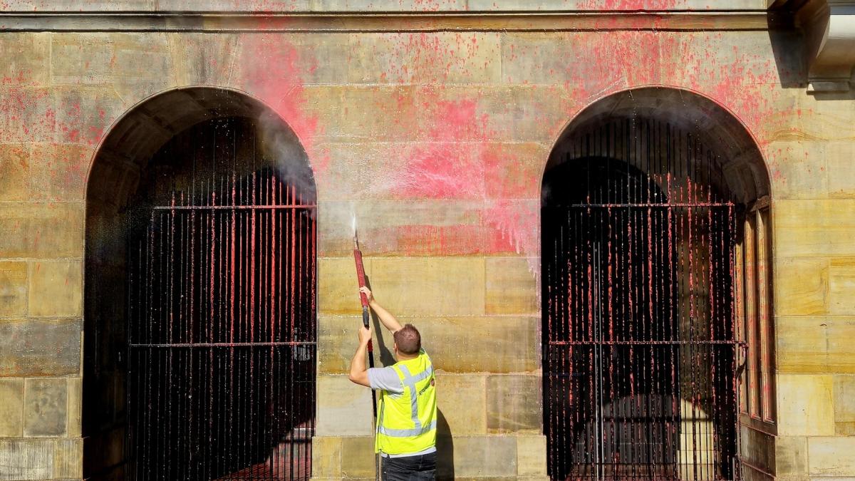 Paleis op de Dam beklad met rode verf - AT5