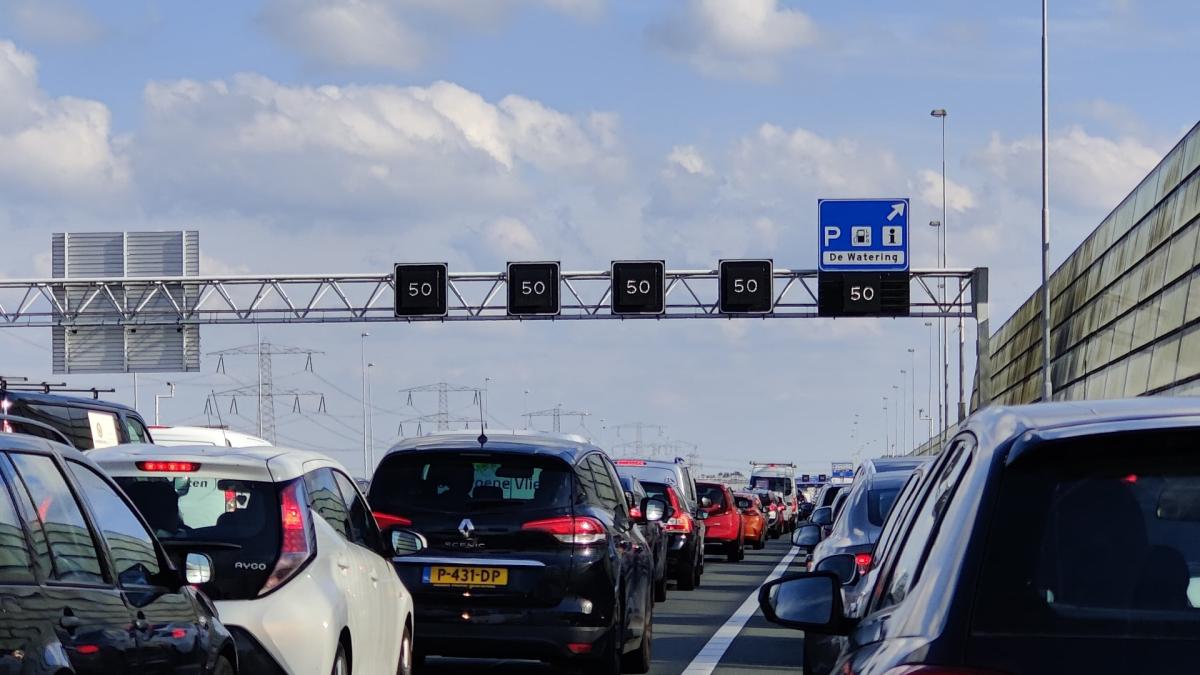 Lange files tijdens avondspits door ongelukken Coentunnel en afsluiting A10 - AT5