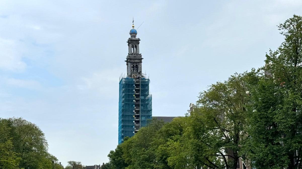 Westertoren weer beetje zichtbaar na weghalen steigers - AT5