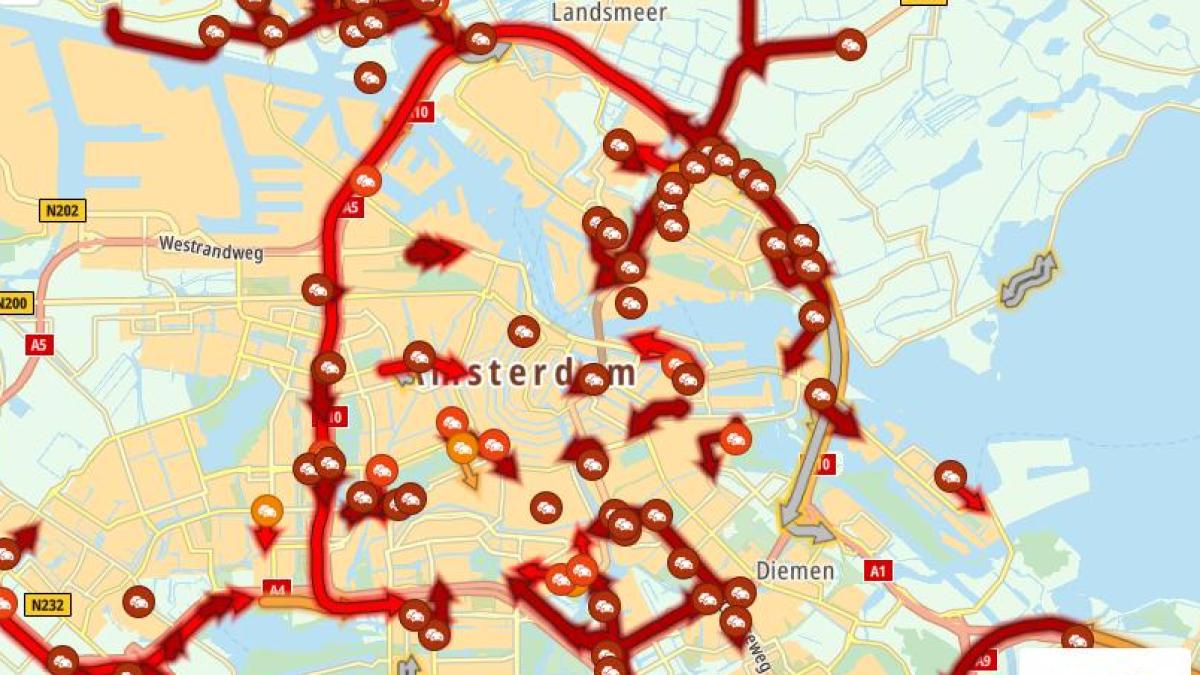 Drukke ochtendspits in de stad op eerste dag na zomervakantie - AT5