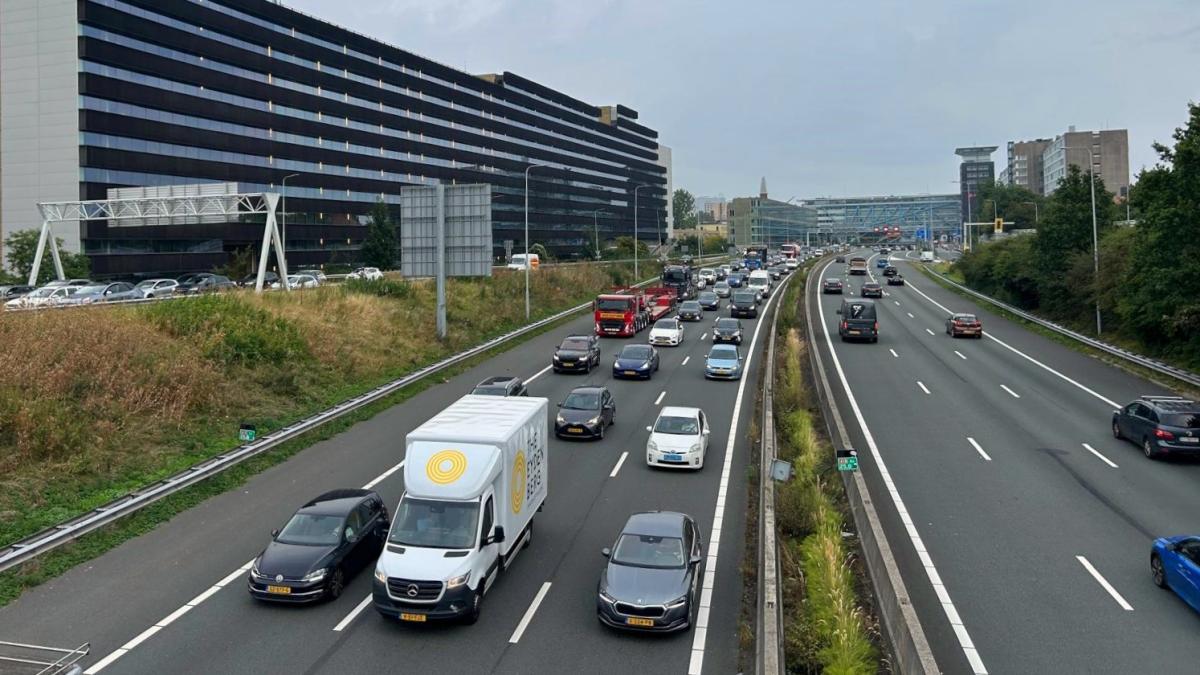 Verkeer op A10 weer grotendeels vast, files bij afsluitingen in stad vallen mee - AT5