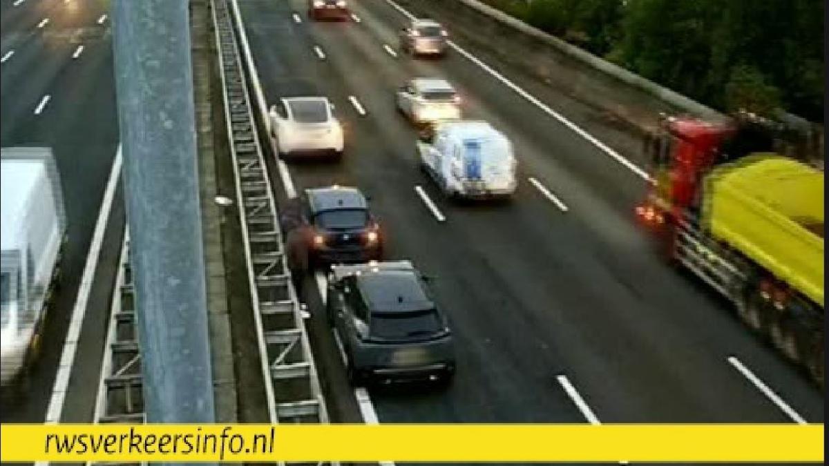 Files door ongeluk met drie auto's op A10 bij Zeeburgertunnel - AT5