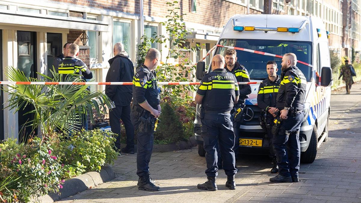 Lichaam aangetroffen in woning Hoofdweg, politie sluit misdrijf uit - AT5