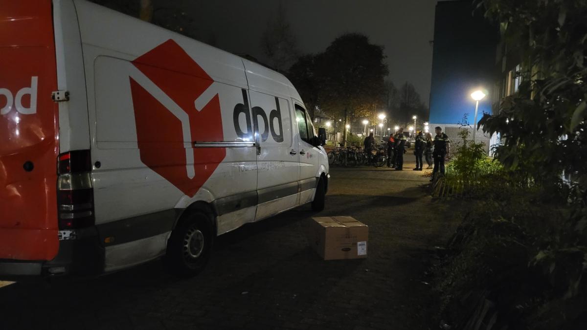 Pakketbezorger klemgereden en overvallen bij Grootzeil, daders slaan op ...