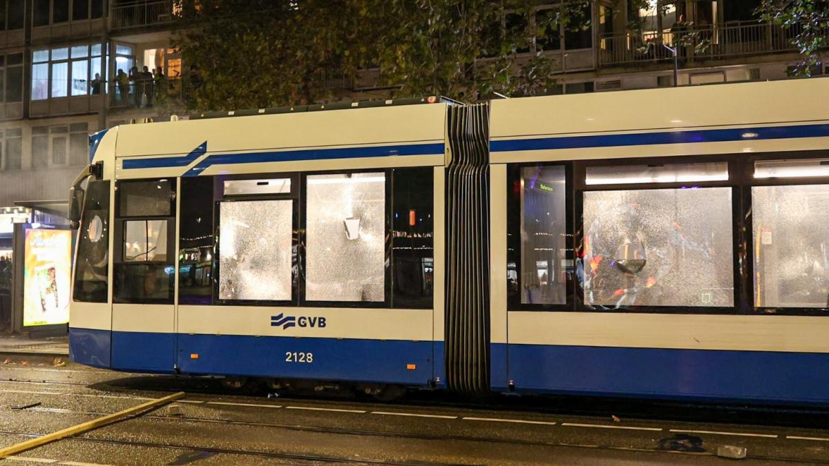 Wethouders in gesprek met bestuurder van tram waar vuurwerkbom in afging op Plein '40-'45 - AT5