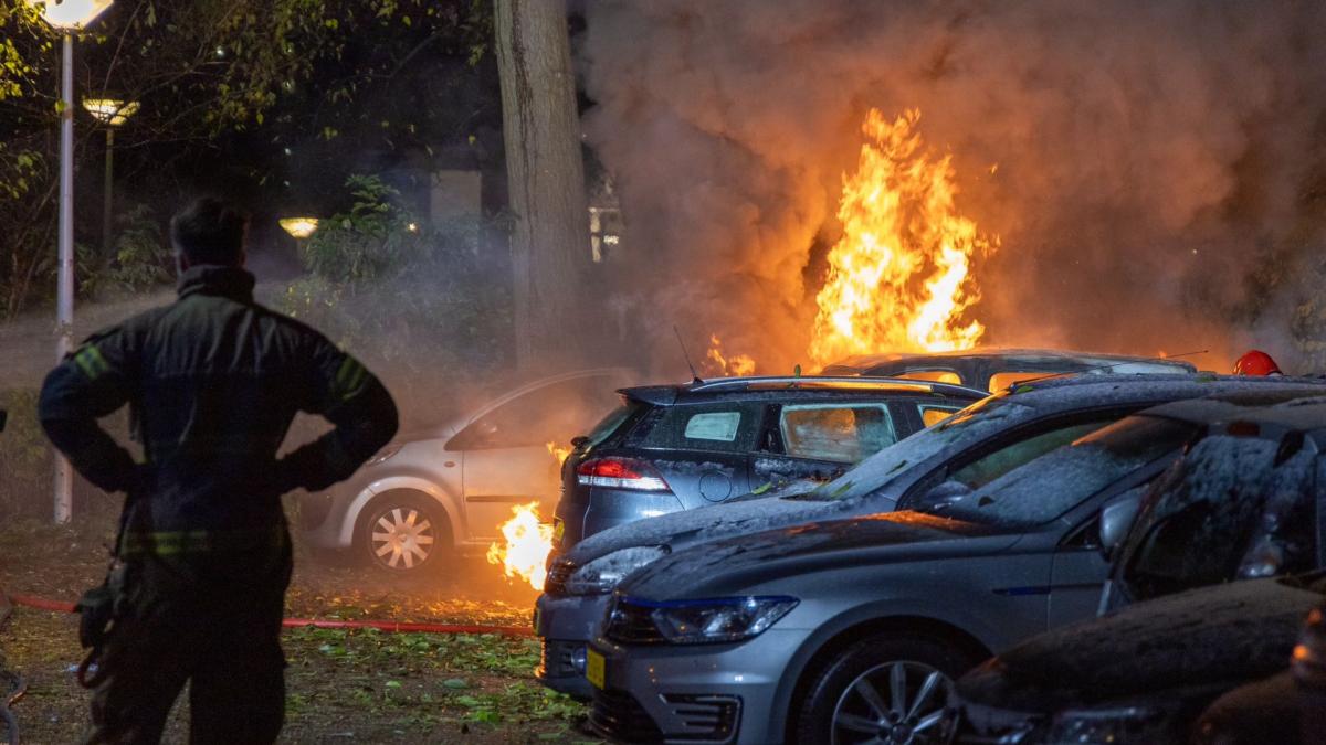 Meerdere auto's uitgebrand op parkeerplaats in Noord - AT5