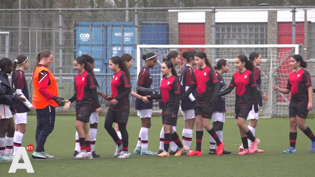 Meer meiden aan de bal: Atletico Club Amsterdam wil hun vrouwenvoetbal uitbreiden - AT5