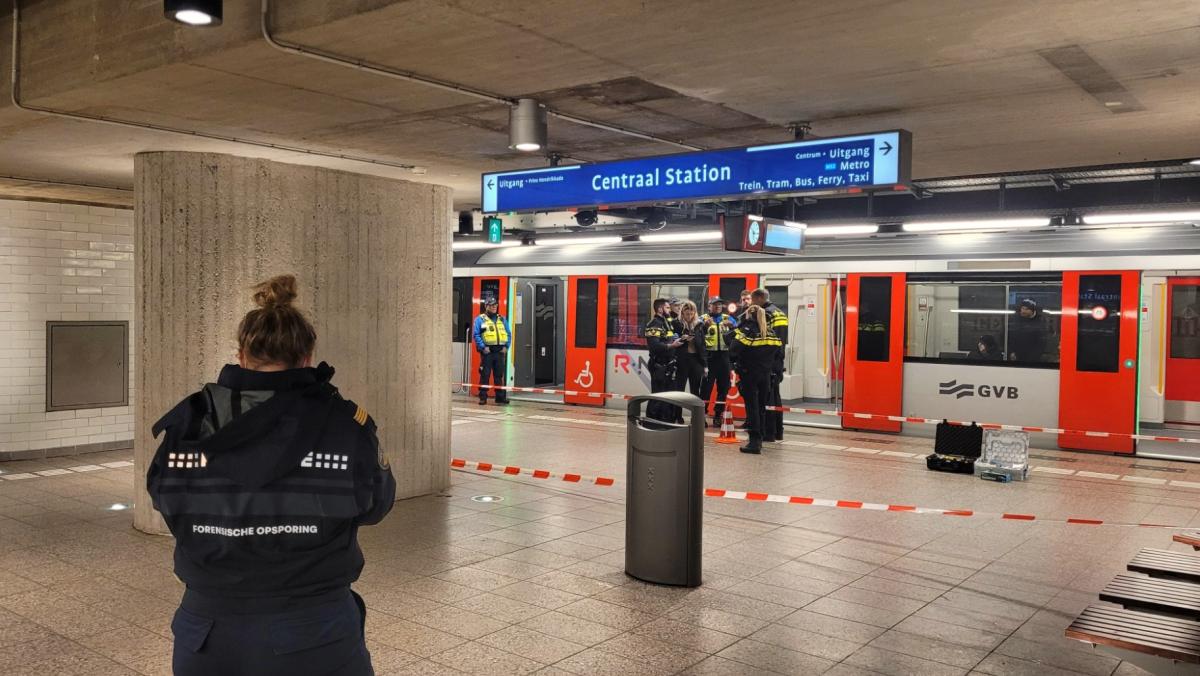 Gewonde bij steekpartij op perron metro Centraal Station - AT5