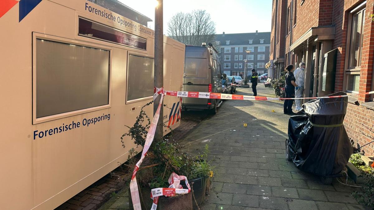 Doodgestoken vrouw (30) in woning Bos en Lommer had ruim 40 snij- en steekwonden - AT5