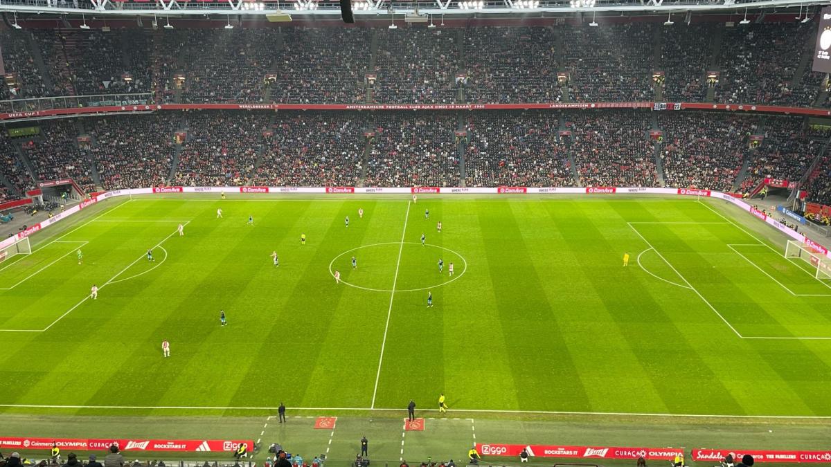 Zondag minuut applaus in Arena voor om het leven gebrachte Lisa (17) - AT5