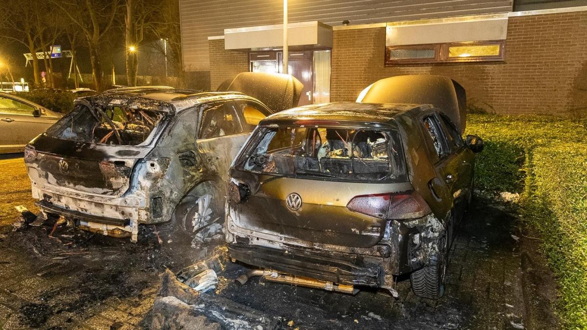 Twee auto's uitgebrand naast woning in Noord - AT5