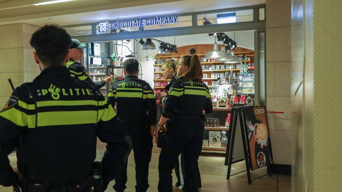 Man getaserd bij overval op winkel in Centraal Station - AT5