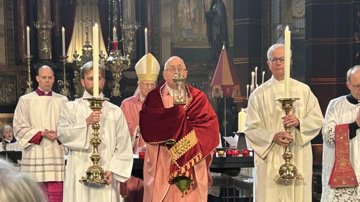 Doorn uit doornenkroon Christus overgedragen aan Sint Nicolaaskerk - AT5