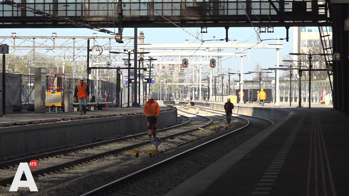 Eerste bouwfase Centraal Station bijna klaar: "Morgenochtend weer treinen op spoor 14 en 15" - AT5