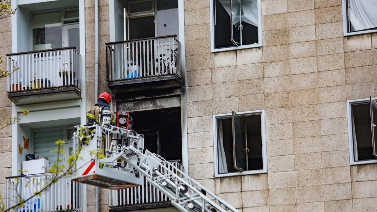Flinke schade aan flatwoning in Nieuw-West na brand - AT5