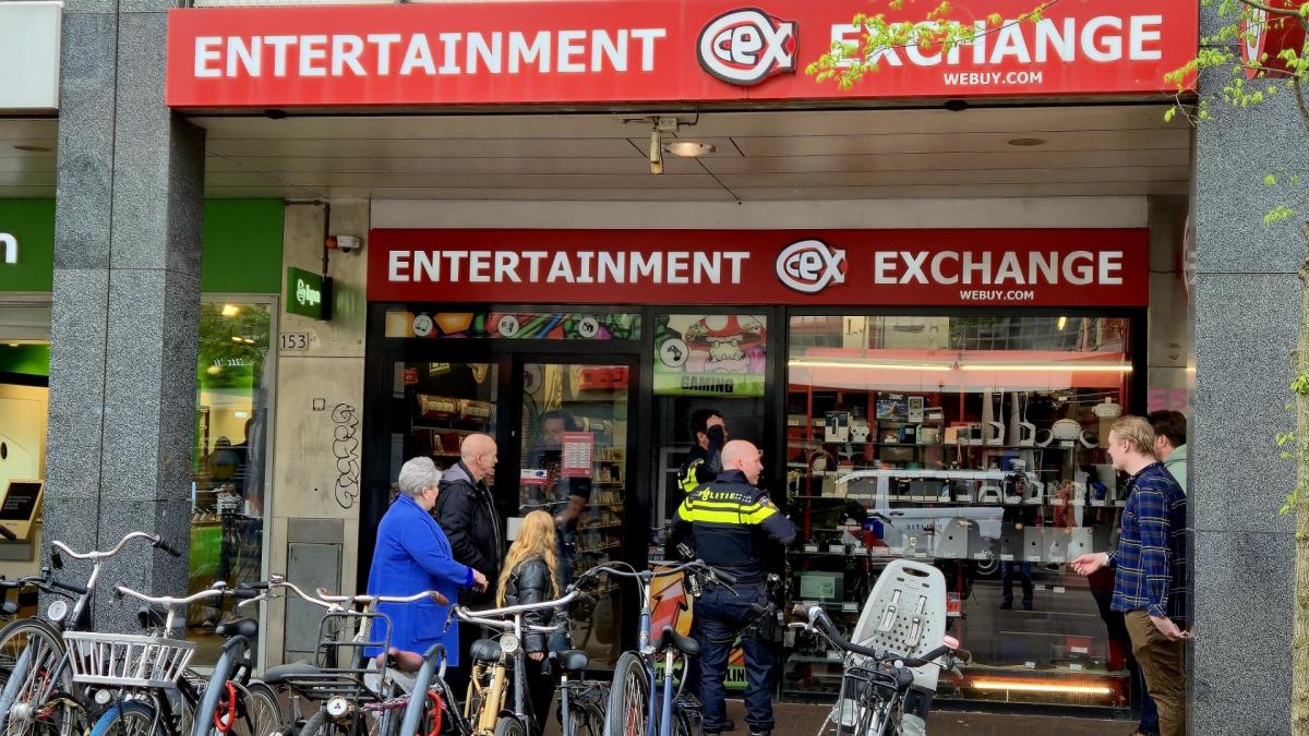 Overval op elektronicazaak Kinkerstraat in West, politie zoekt twee ...
