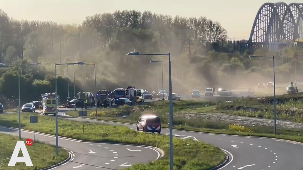 Frontale botsing tussen auto's op provinciale weg Weesp, vier gewonden - AT5