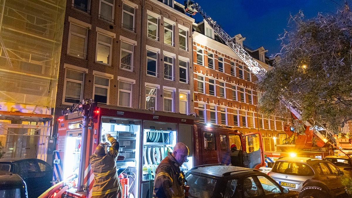 Meerdere woningen ontruimd bij grote brand op dakterrassen aan Gerard ...