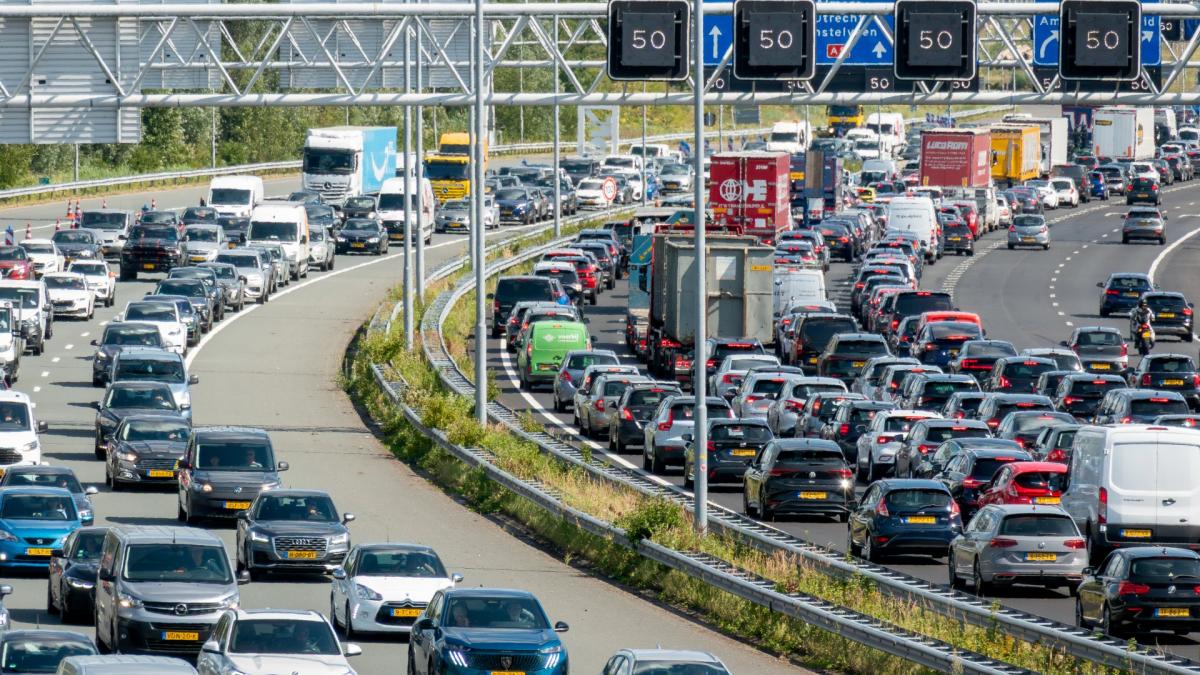 Bijna 10 km file op A5 richting Amsterdam door ongeluk Coentunnel, drie ...
