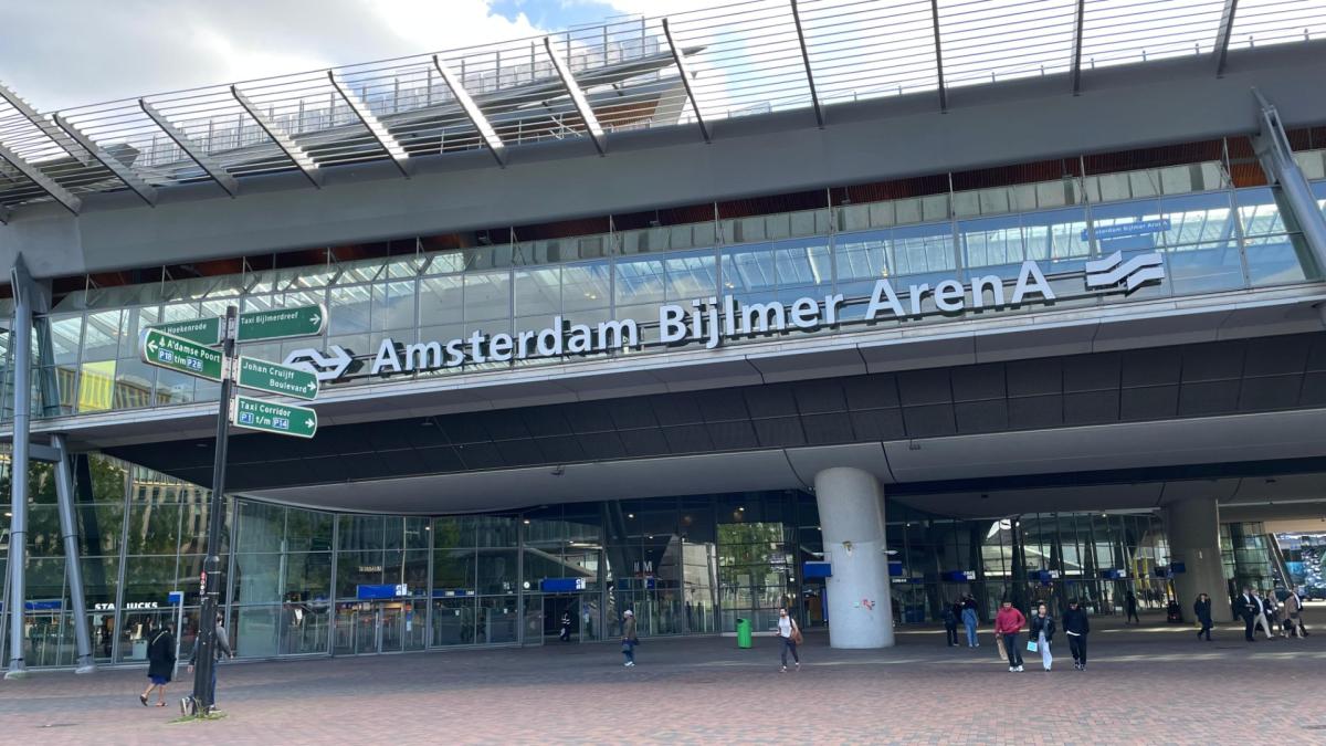 Man (25) zwaargewond na mishandeling bij station Bijlmer Arena - AT5