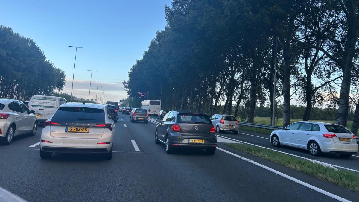 Flinke files bij eerste doordeweekse ochtendspits tijdens afsluiting A10 Oost - AT5