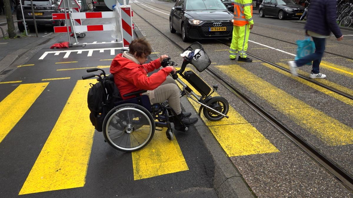 Trotseren wegafzettingen grote uitdaging voor mensen met een beperking: "Ik val bijna om" - AT5