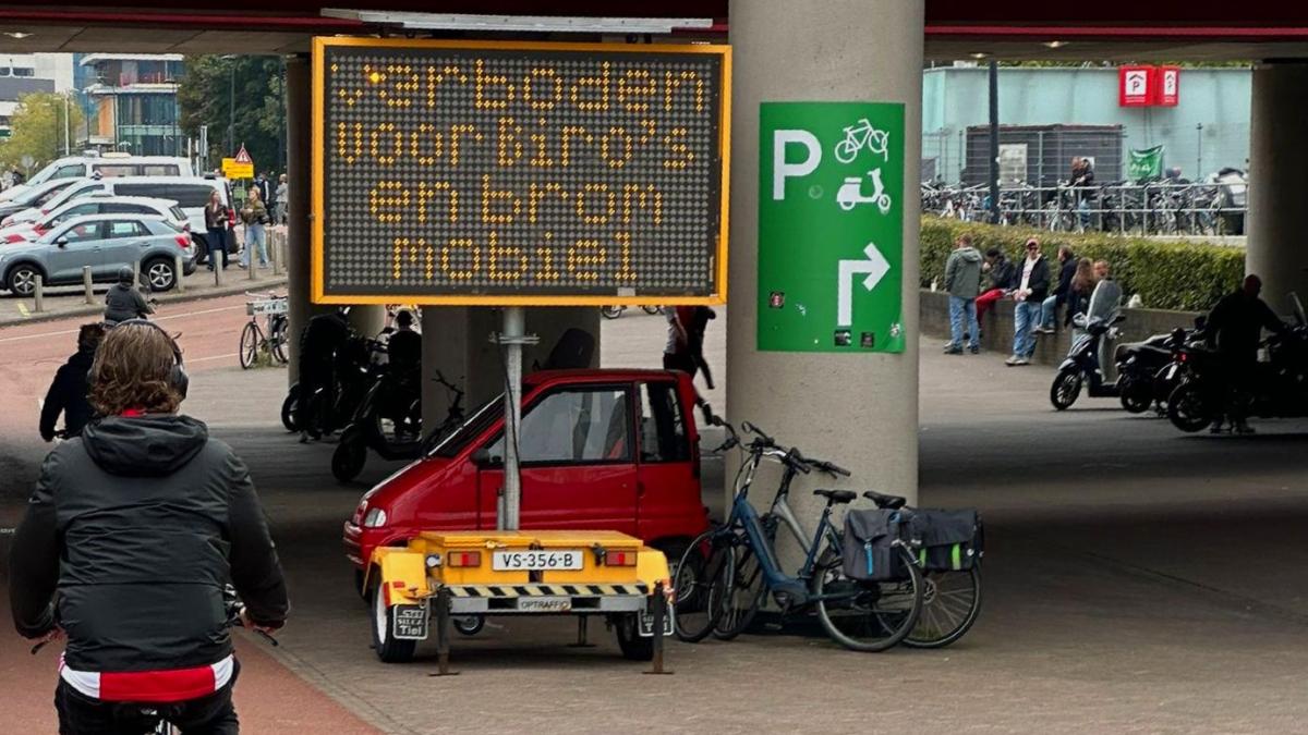 Gemeente grijpt in: brommobielen geweerd tijdens Ajax - NAC Breda - AT5