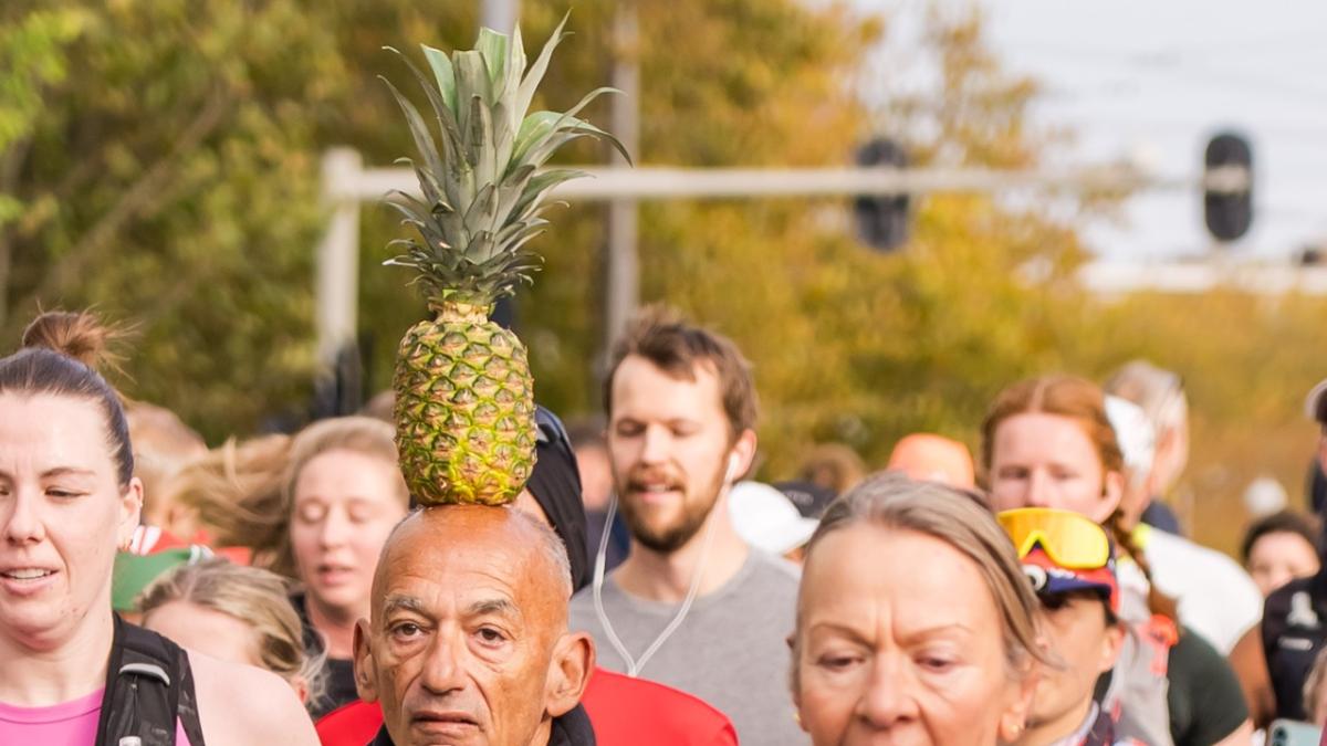 Moshe (72) liep de hele marathon met een ananas op zijn hoofd: "Ik wil ...