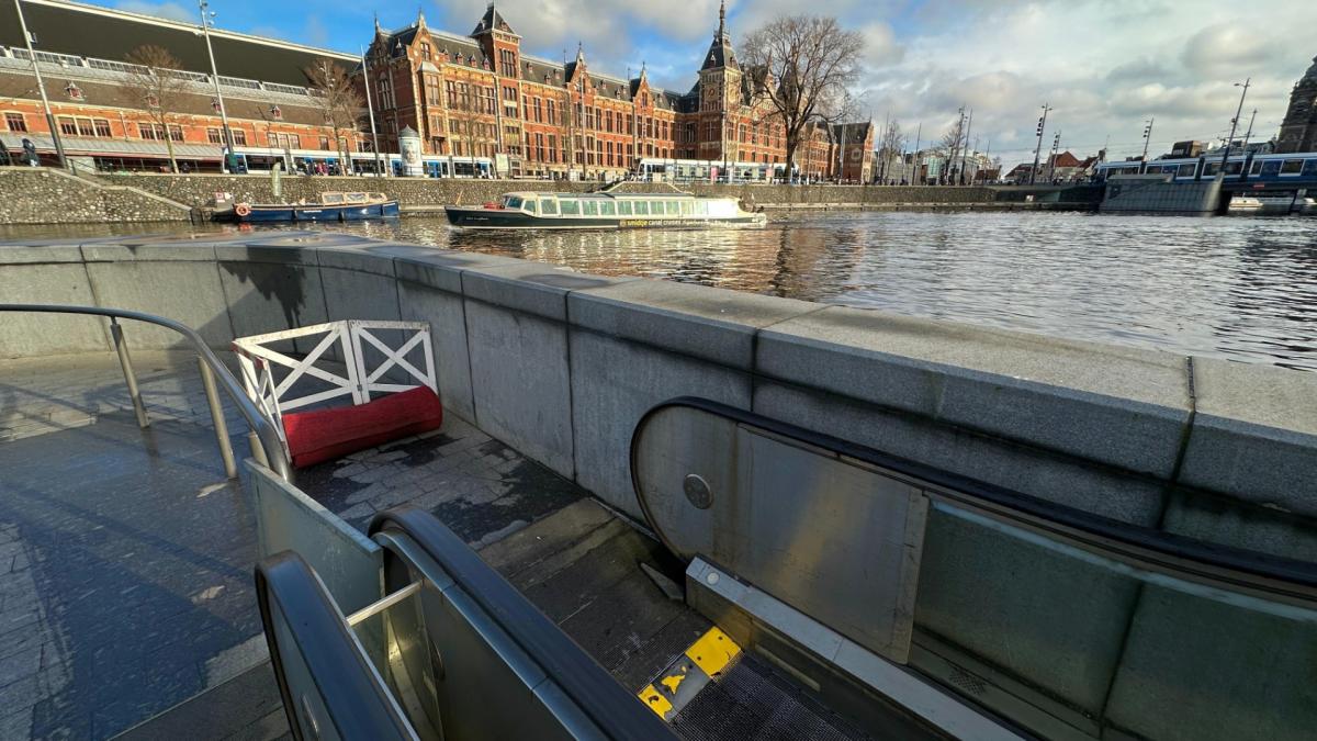 Rode lopers fietsenstalling CS weggehaald, reparatiewerk nog bezig - AT5
