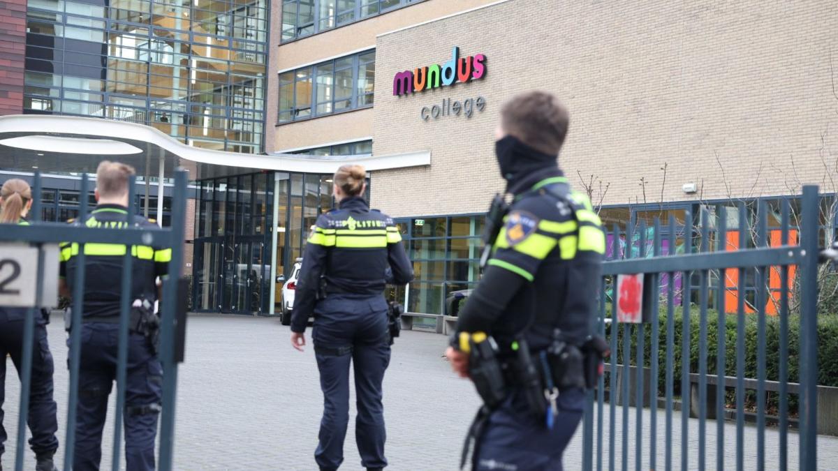 Jongen (16) gewond na steekpartij in Mundus College, zes verdachten ...